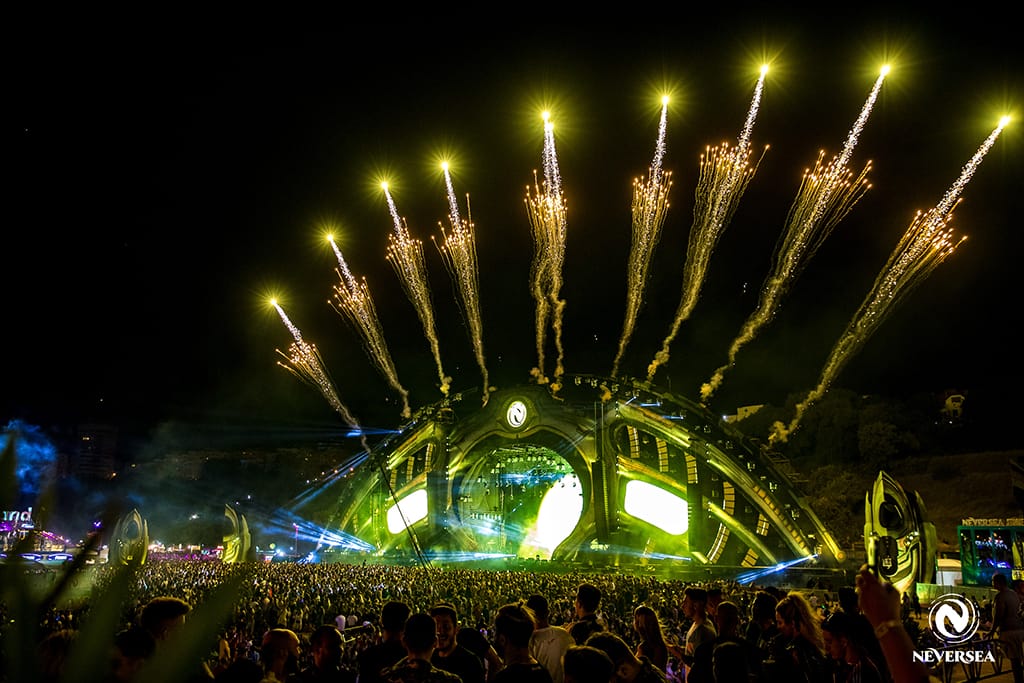 Artiștii care urcă pe scenele Neversea, în această vară, pe plaja din ...