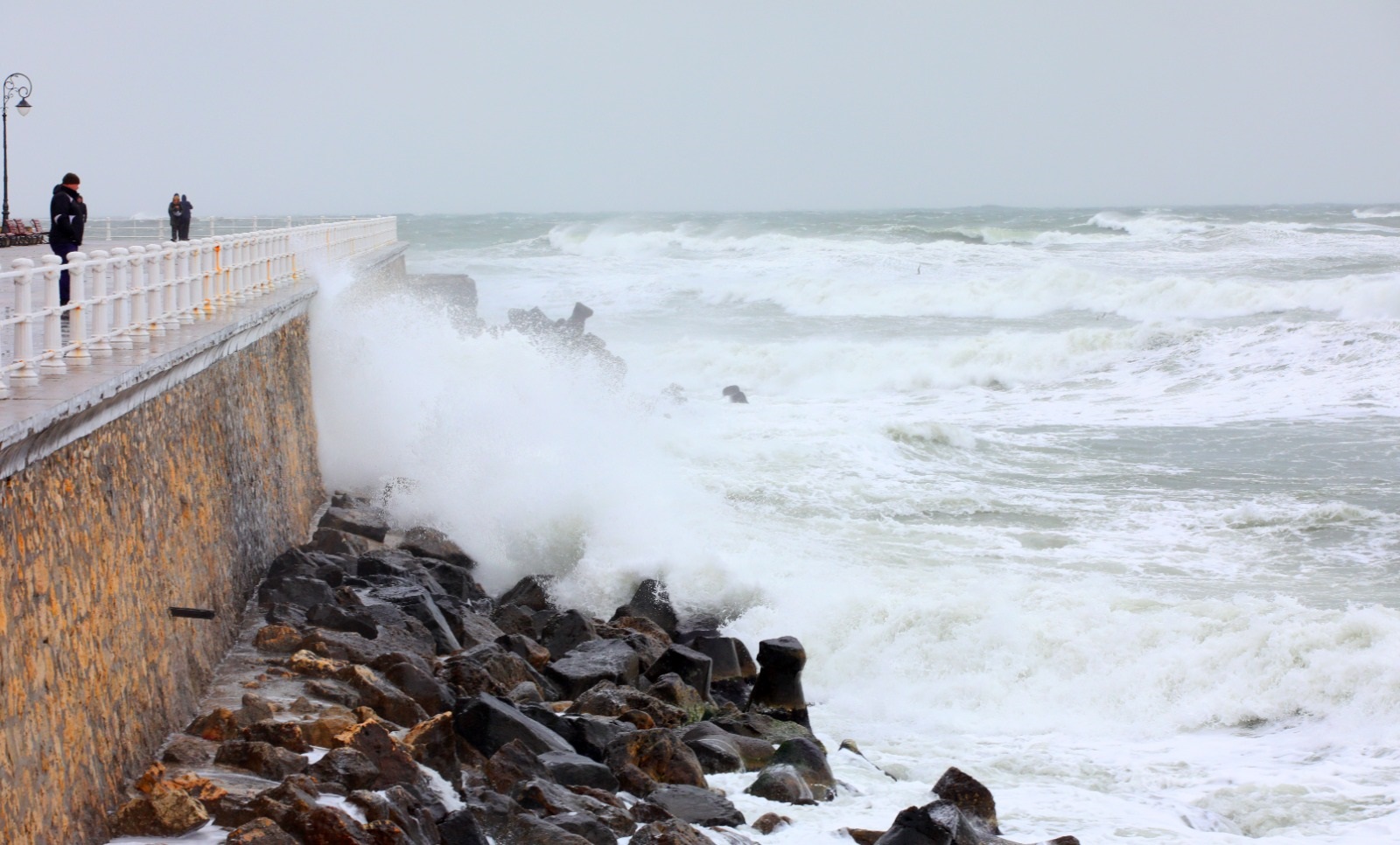 Cod galben de vânt puternic la Constanța/ Rafalele vor atinge 75 km/h