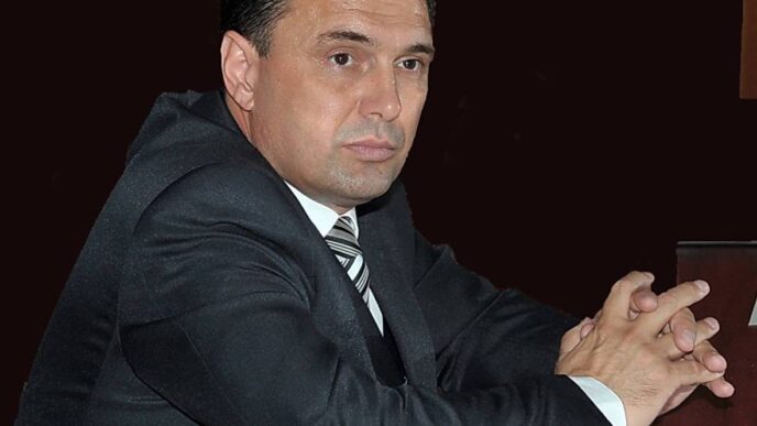 Peste 2000 de protestatari în Piața Universității / Sunt cântate ...