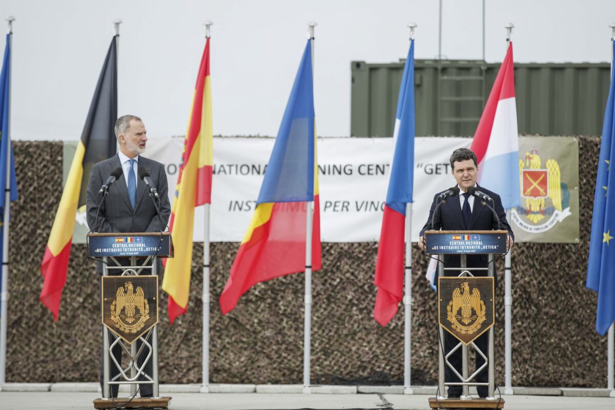 Nicușor Dan, alături de regele Spaniei, Felipe al VI-lea, la baza Cincu ...